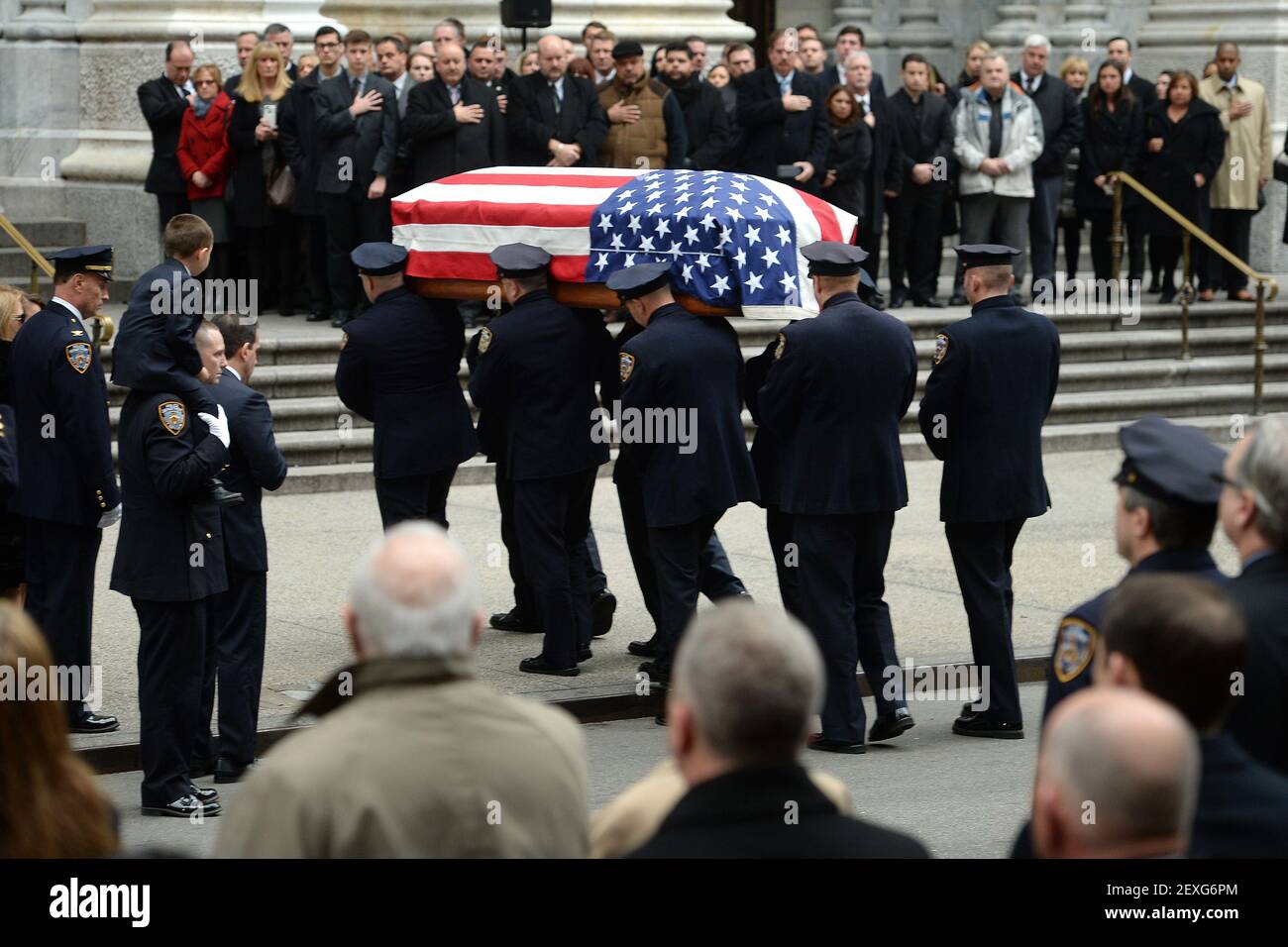 Le cercueil du détective de New York Joseph Lemm arrive à la cathédrale ...