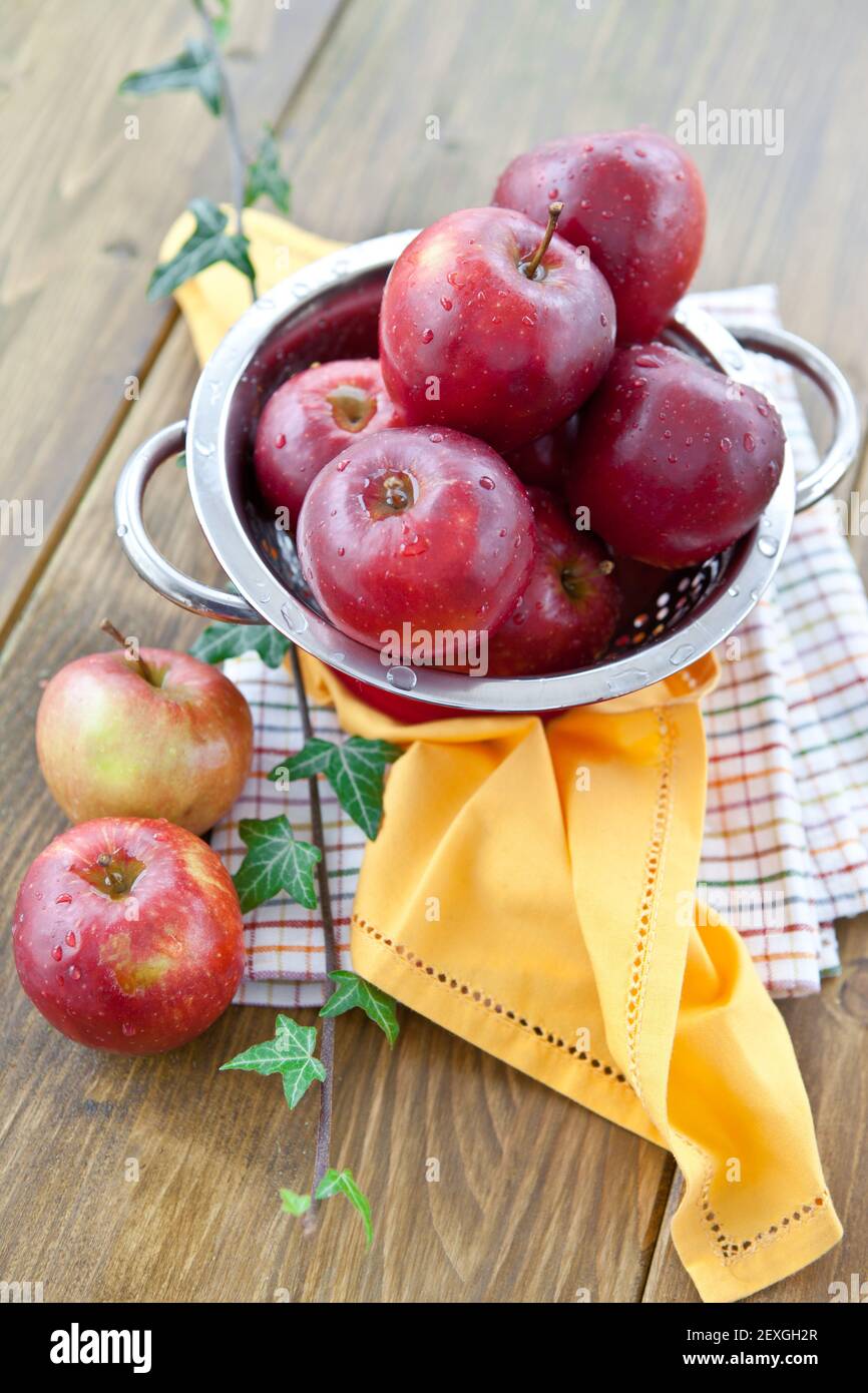 Bol de fruits pommes rouges Banque de photographies et d’images à haute ...