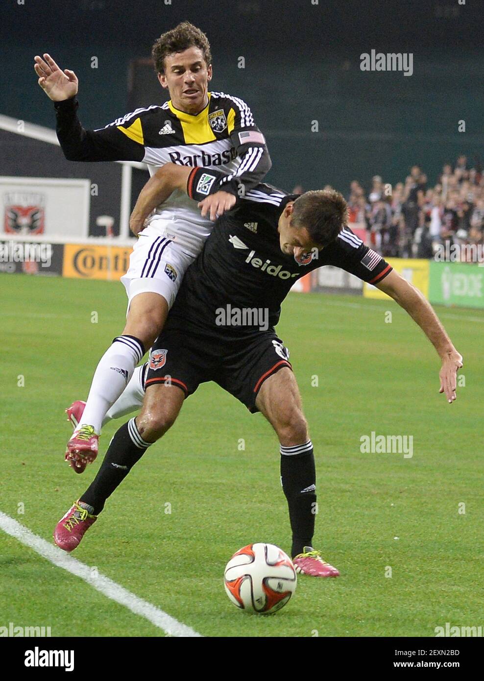 Davy Arnaud, milieu de terrain de Washington, D.C., (8), à droite, et ...