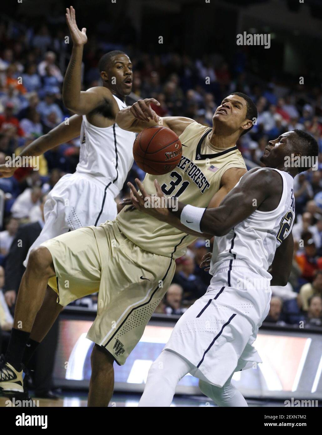 Andre Washington (31) de Wake Forest conduit entre Talib Zan, à droite ...
