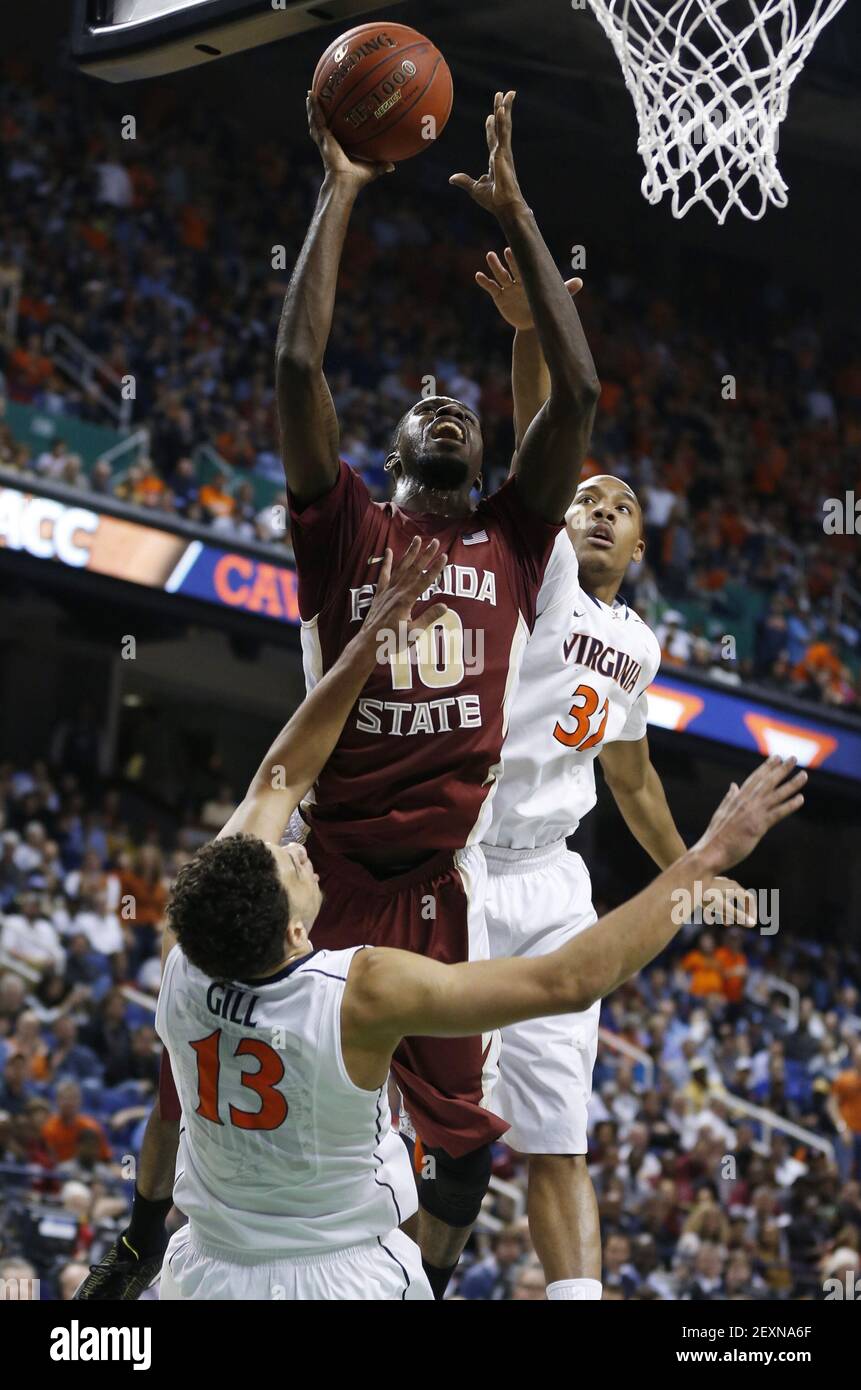 Okaro White (10), de l'État de Floride, tire comme Anthony Gill (13) de ...