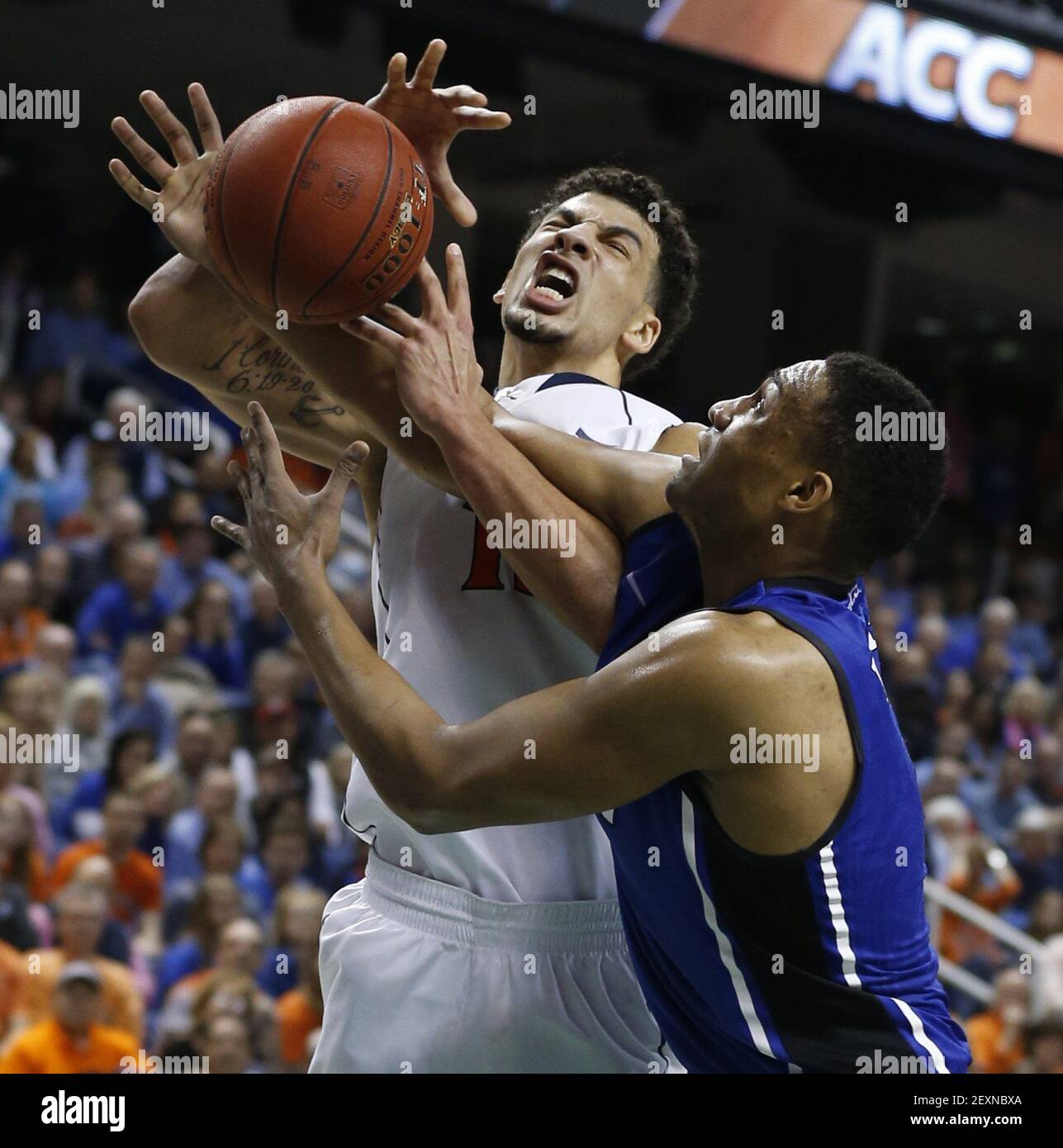 Le duc Jabari Parker (1) s'est fouillé Anthony Gill (13) de Virginie ...