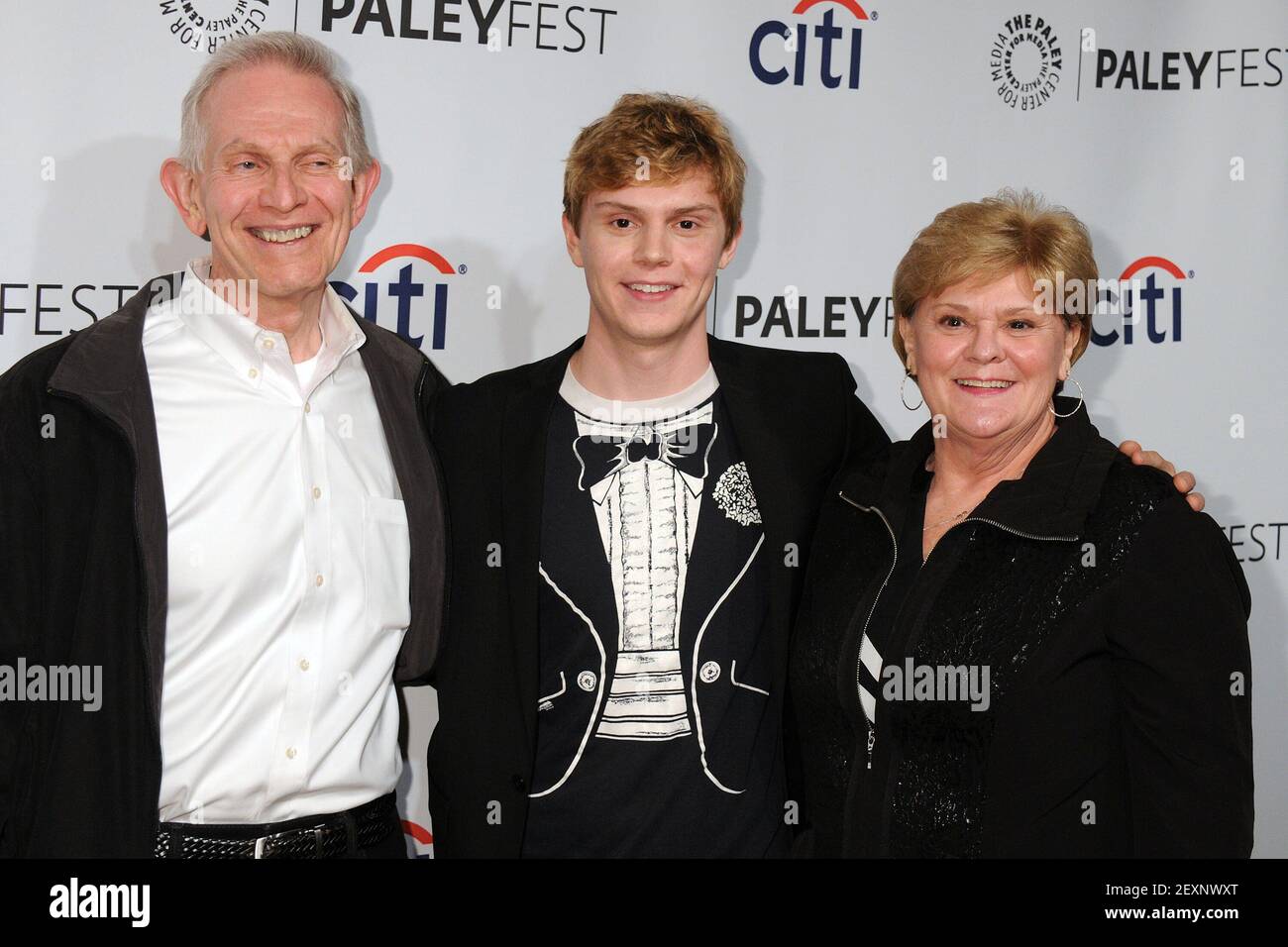 Evan peters and julie peters Banque de photographies et d’images à ...