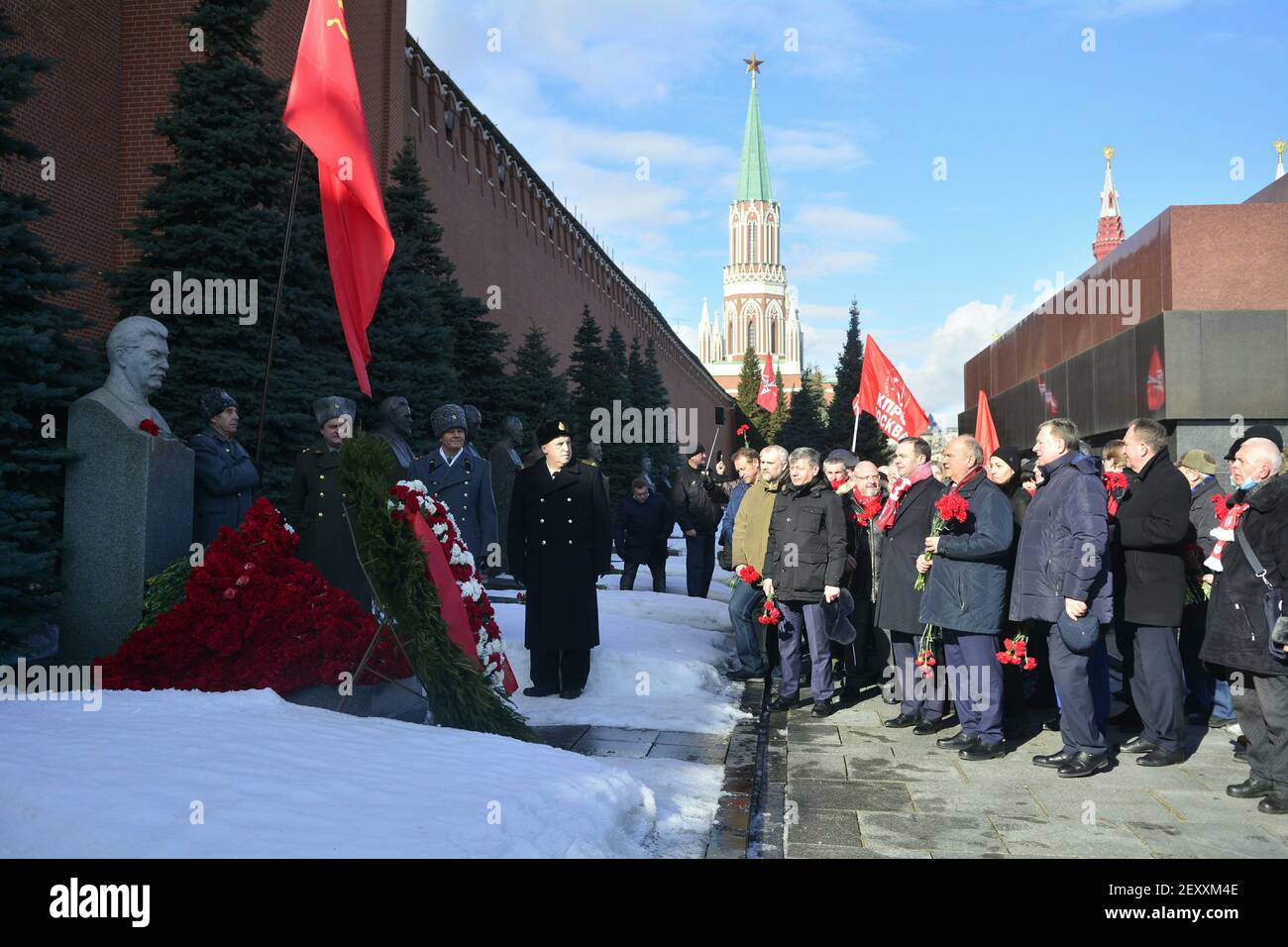 Cérémonie de pose de couronnes à la tombe de Joseph Staline à l ...