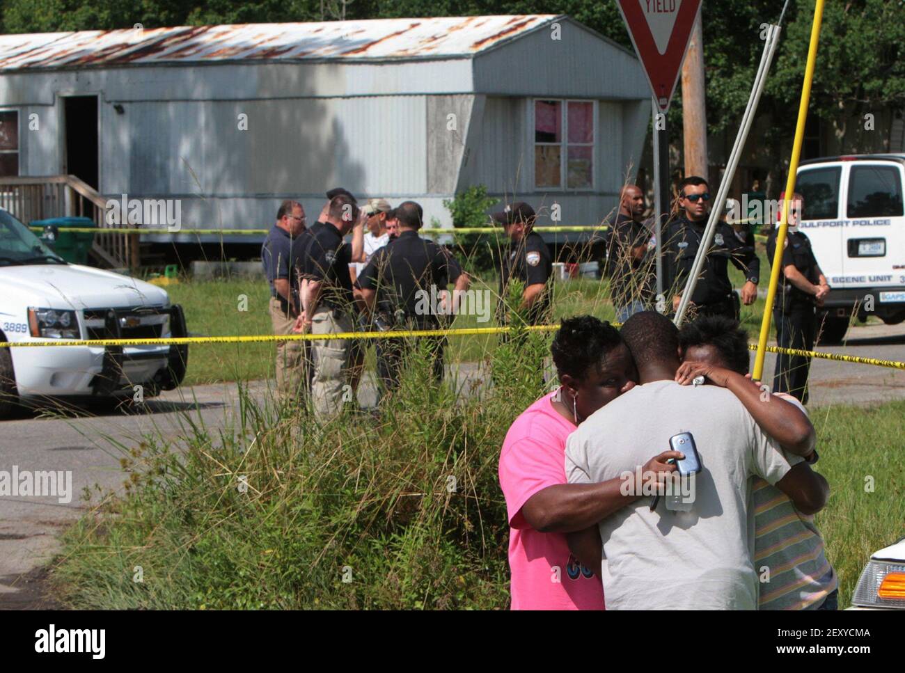 Des amis et des membres de la famille se console près d'une remorque à ...