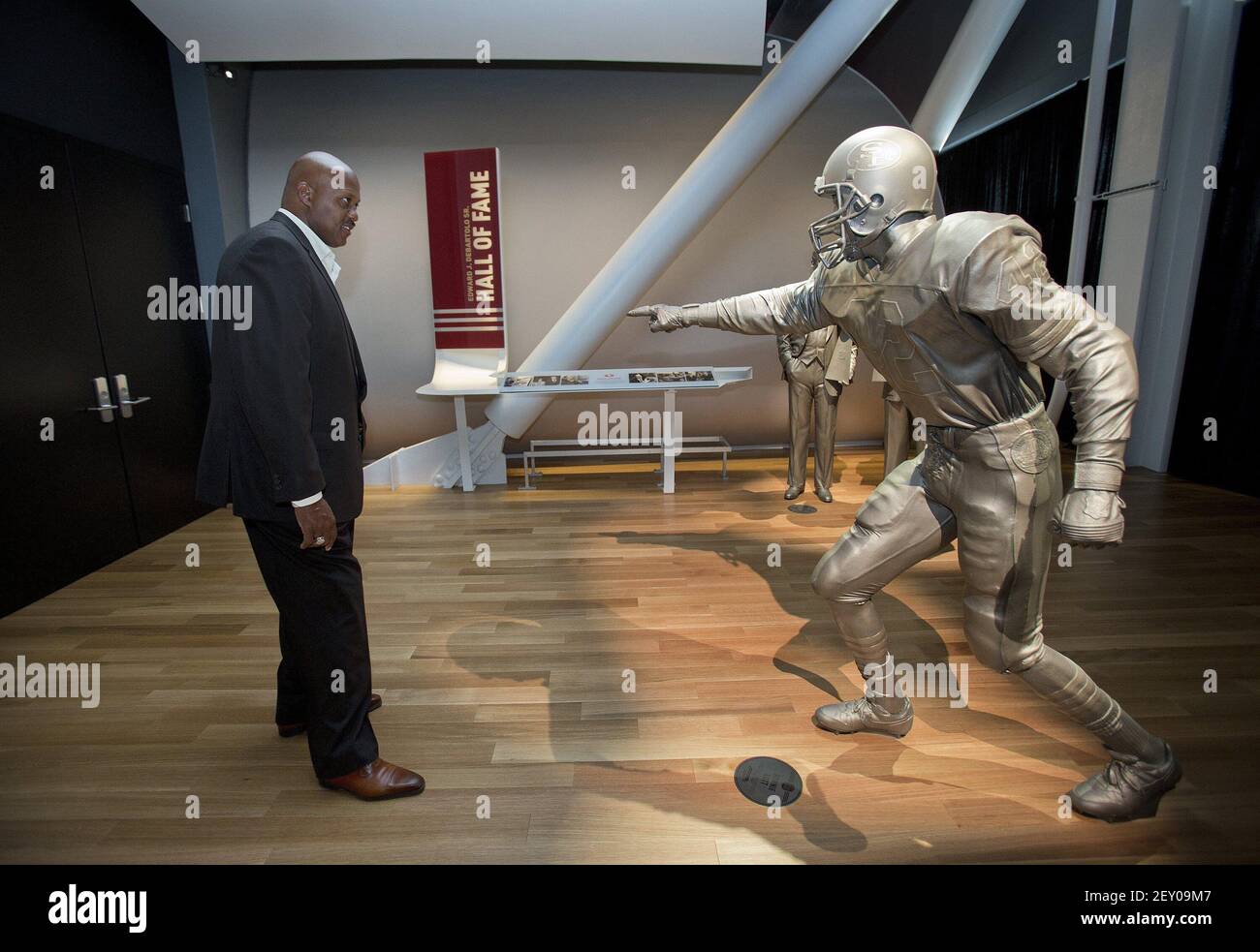 L'ancien San Francisco 49ers défensif le mdn Dennis Brown regarde une ...