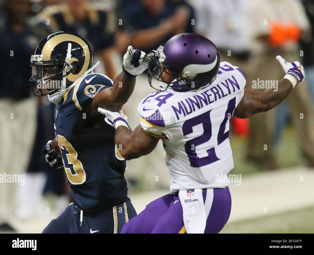 Le grand receveur de St. Louis Rams Brian Quick accroche le masque de ...