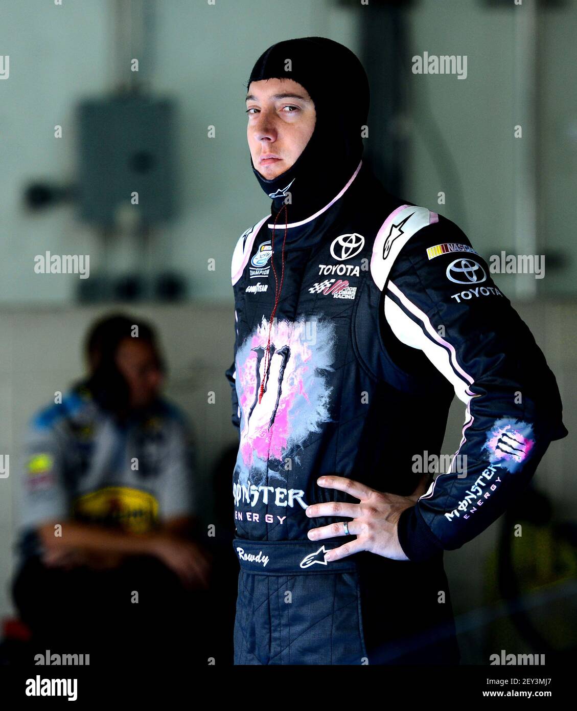 Kyle Busch, pilote de la NASCAR Sprint Cup Series, attend que son ...