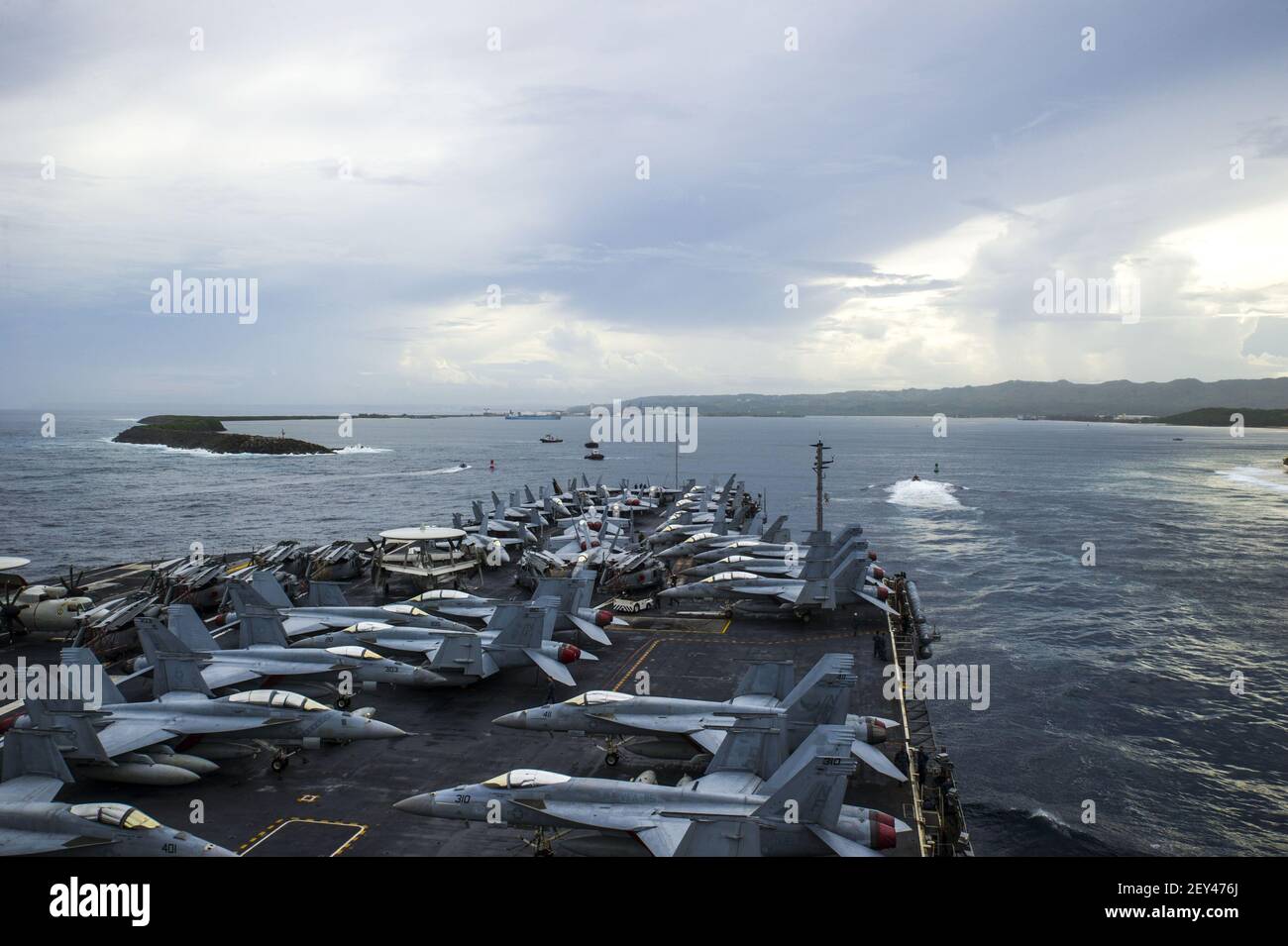 APRA HARBOUR (oct 2, 2014) le porte-avions de la classe Nimitz USS ...