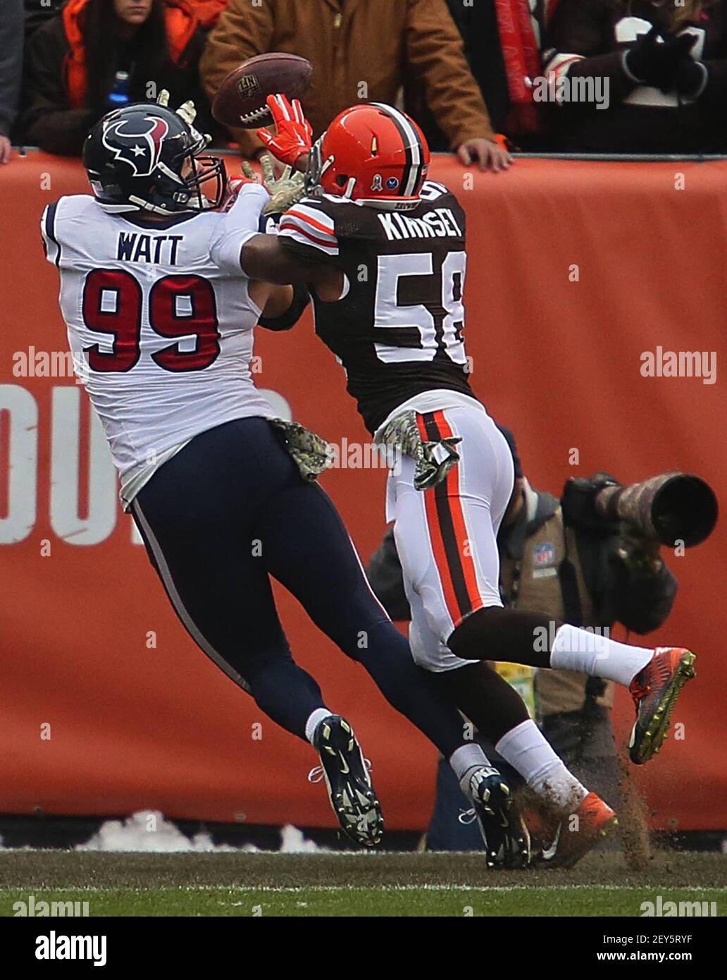 Cleveland linebacker Chris Kirksey, à droite, ne peut pas arrêter ...