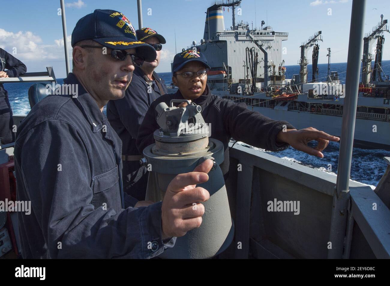 MER MÉDITERRANÉE (nov 16, 2014) Cmdr. James Quaresimo, officier ...