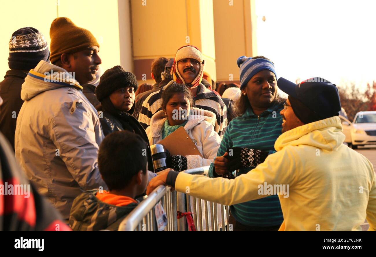 Petcy Victoria Xavier et Thomas Fernandez, à droite, rendre visite à ...