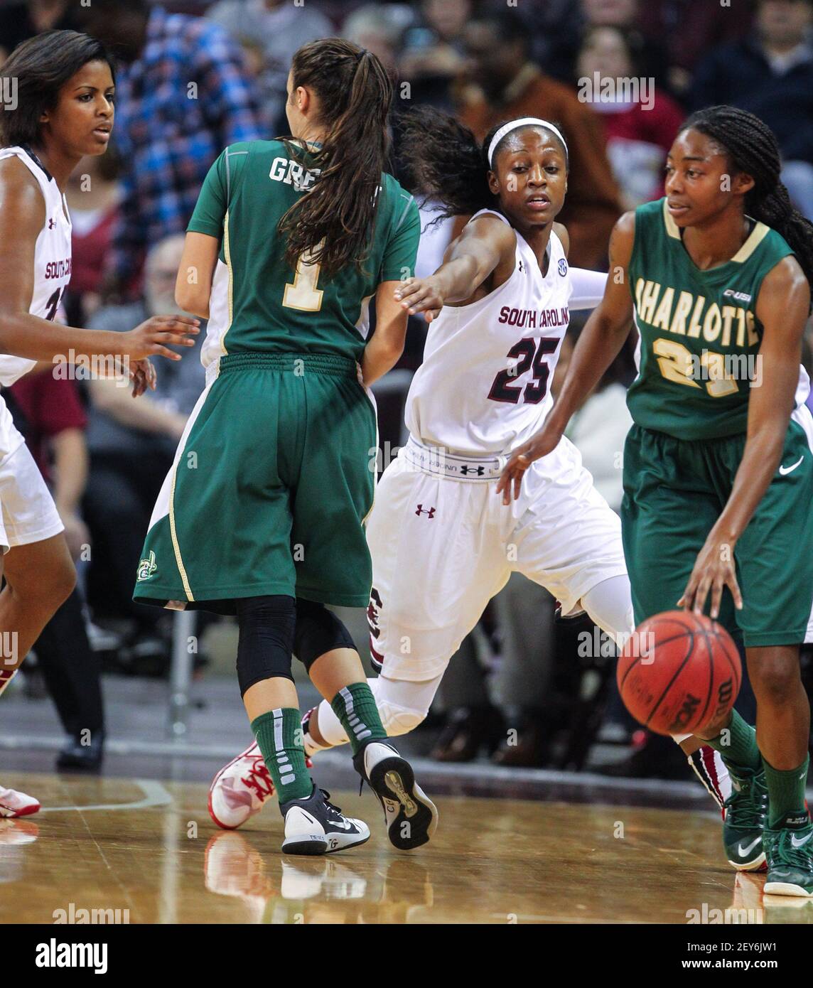 Tiffany Mitchell (25) et Tina Roy de Caroline du Sud exercent une ...