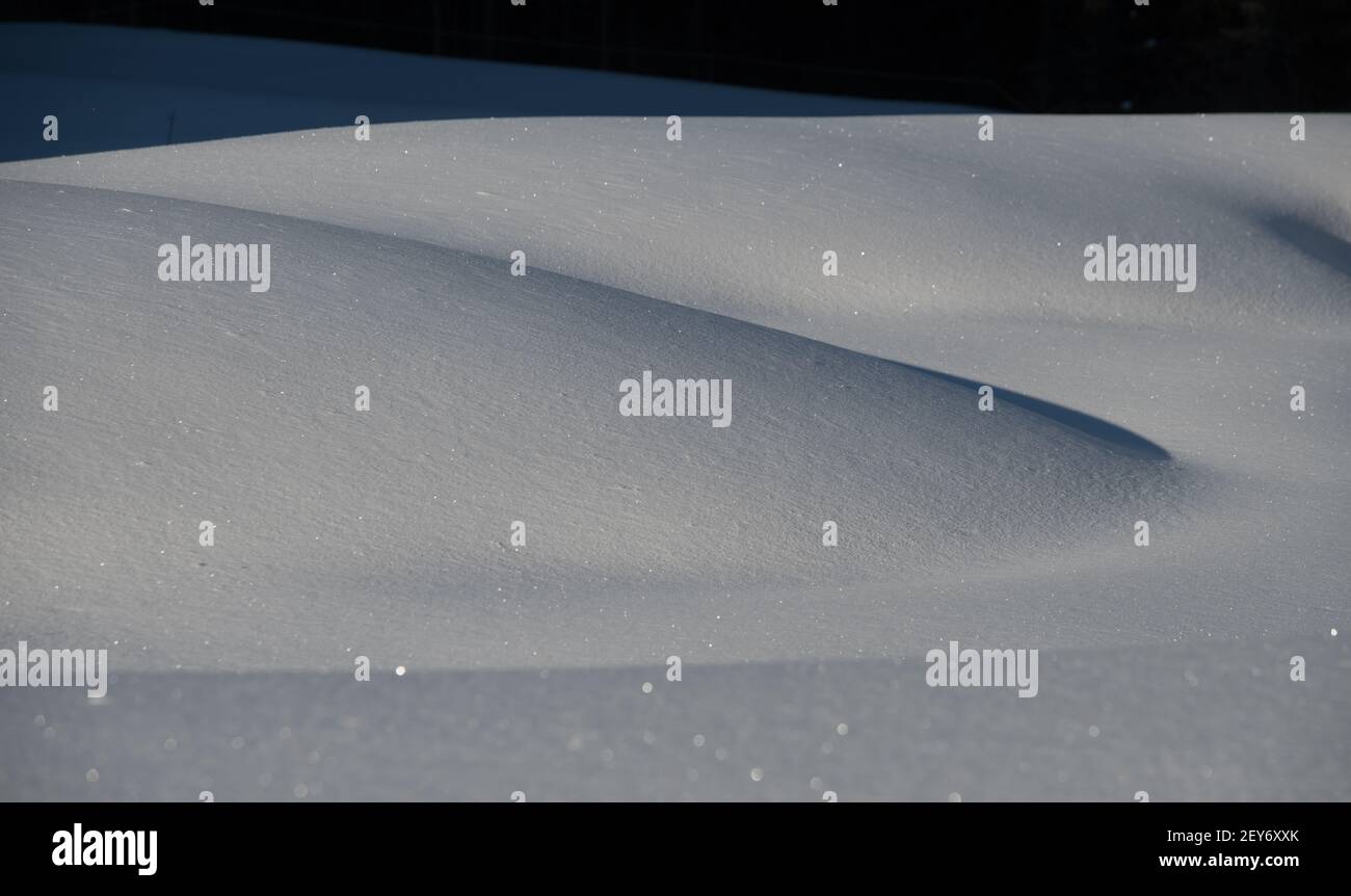 Des trous dans la neige Banque de photographies et d’images à haute ...