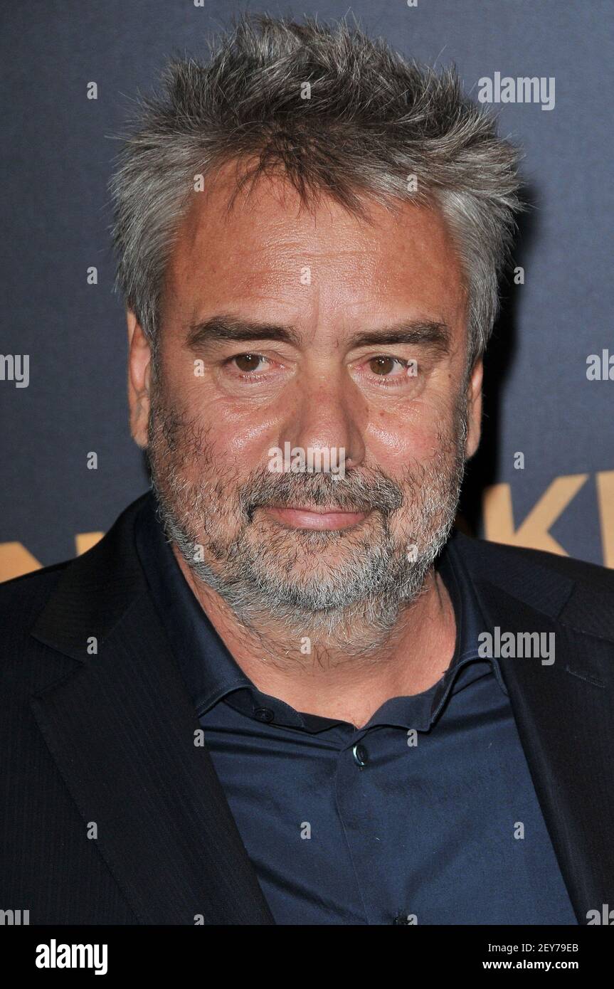 Luc Besson à la première de Los Angeles « Unbroken » qui s'est tenue au ...