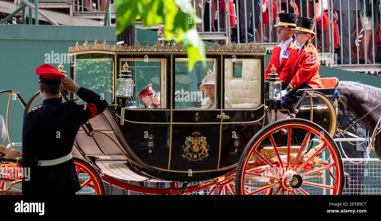 La reine Elizabeth II dans une calèche tirée par des chevaux, en route ...