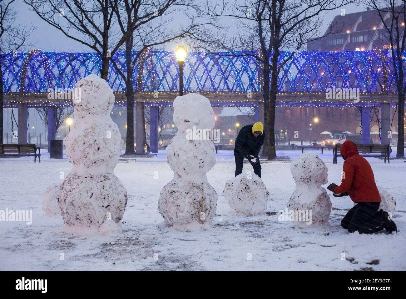 7 février 2013 - Boston, ma - UN couple construit des bonhommes de ...