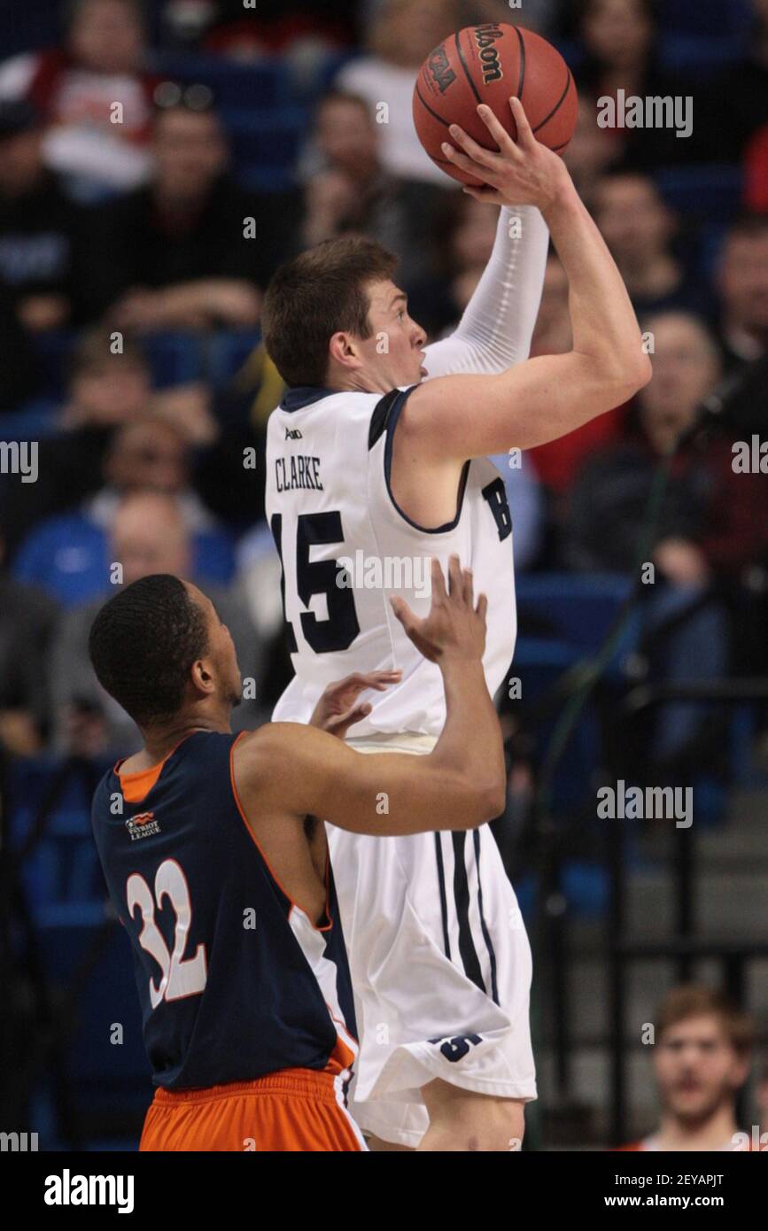 Le maître d'hôtel Rotnei Clarke, à droite, tourne sur le garde de ...
