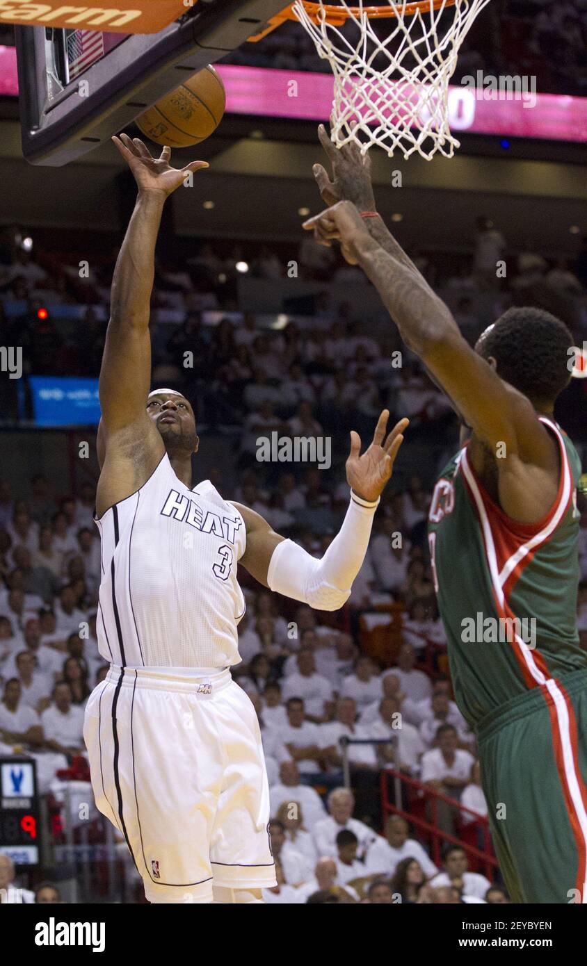 Dwyane Wade, de Miami Heat, à gauche, entre pour deux contre Larry ...