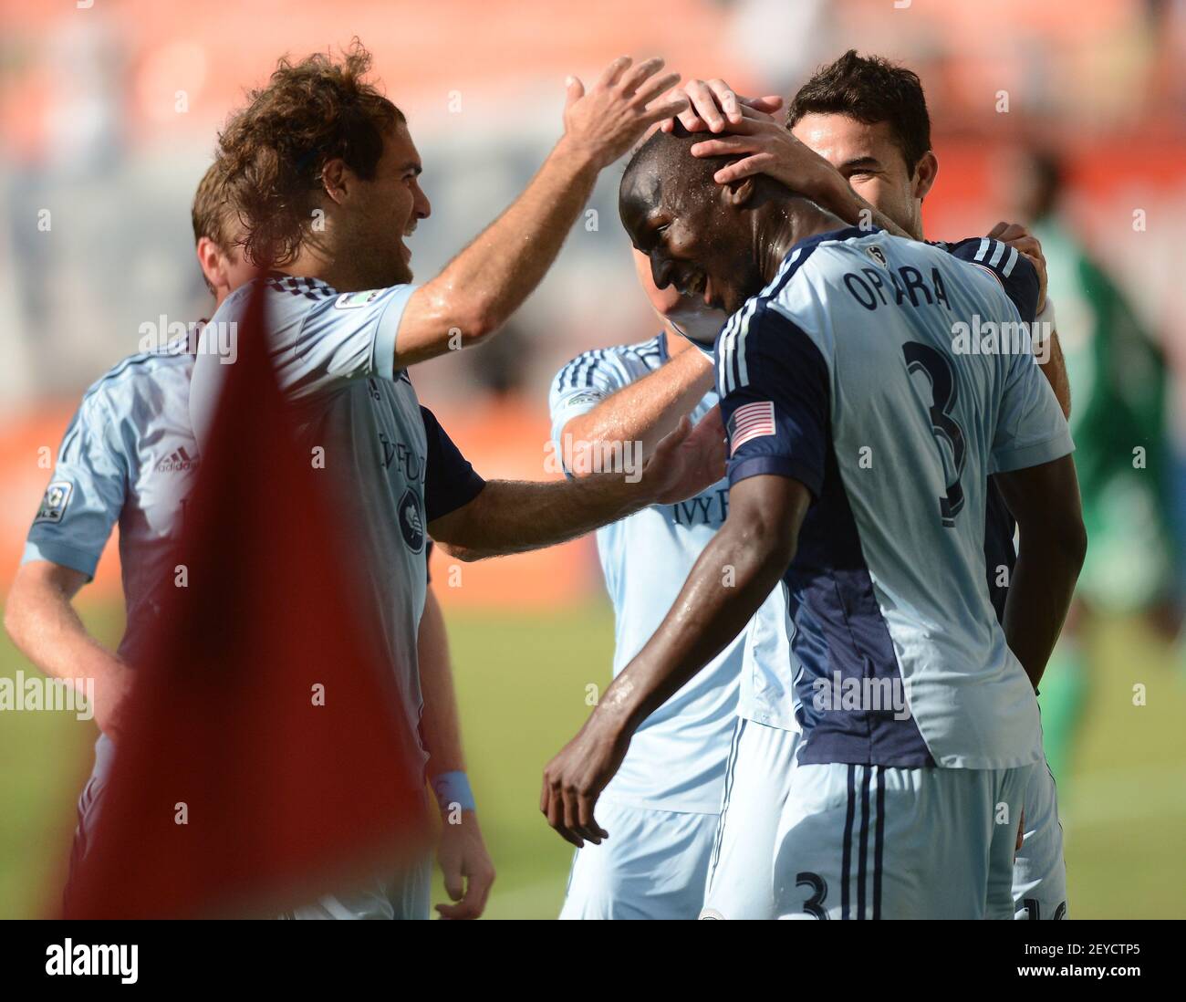 Le défenseur sportif de KC Ike Opara (3) célèbre avec ses coéquipiers ...