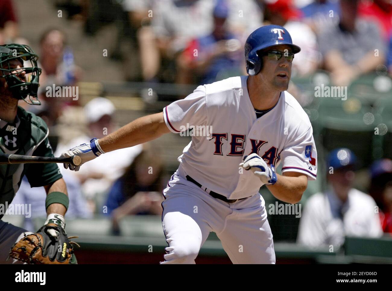 David Murphy des Texas Rangers regarde le vol de sa course à la maison ...