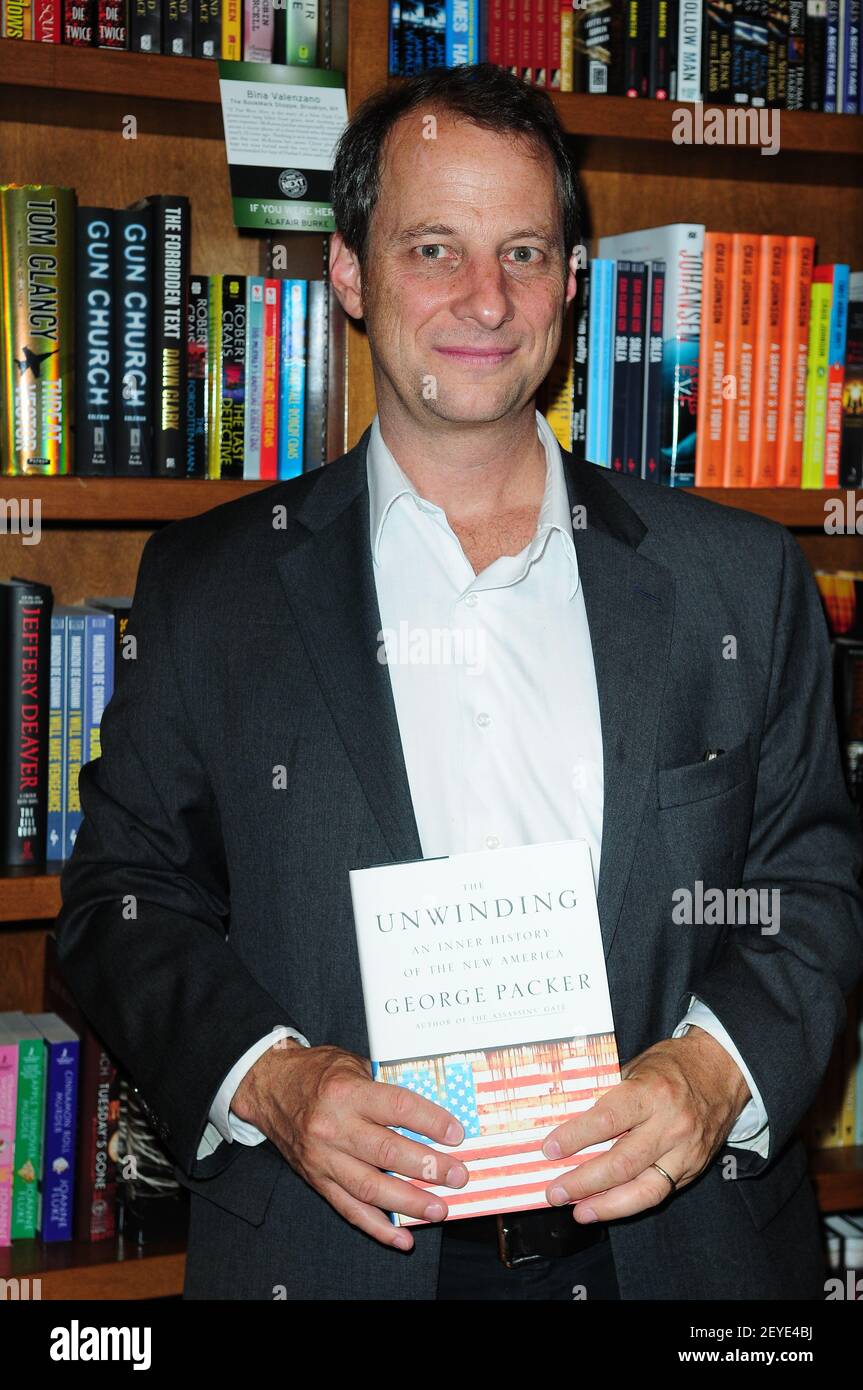 L'auteur George Packer accueille et salue les fans et signe des copies ...