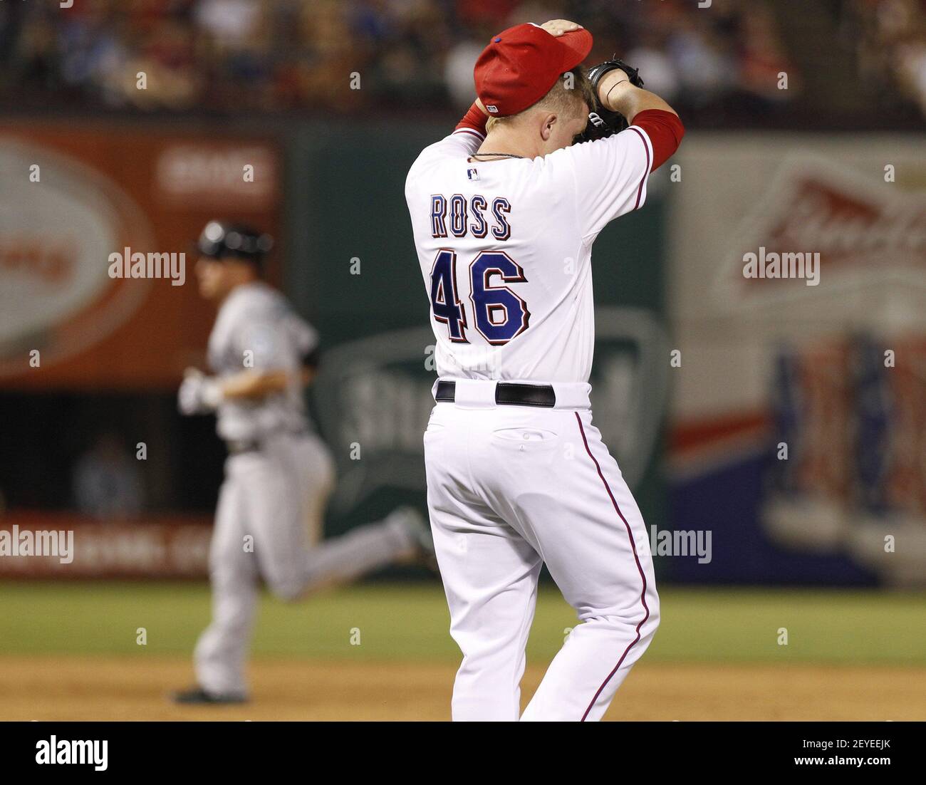 Le lanceur de secours des Texas Rangers, Robbie Ross (46), essuie son ...