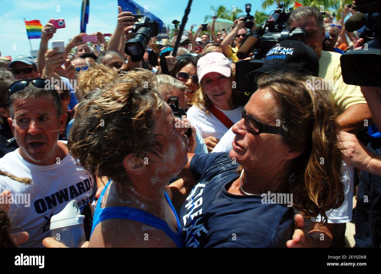 Diana Nyad reçoit un câlin de son entraîneur Bonnie Stoll après avoir ...