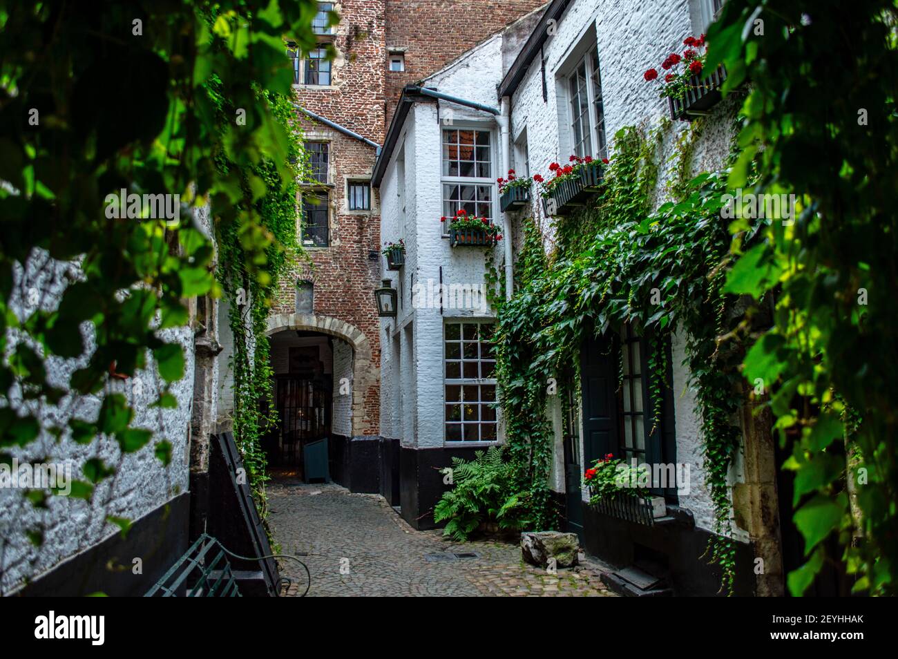 Rue avec des maisons de briques Banque de photographies et d’images à ...