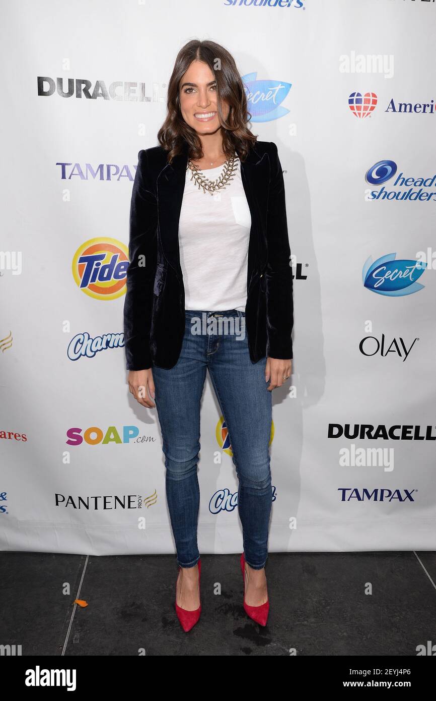 L'actrice Nikki Reed pose pour des photos avant d'entrer dans un ...