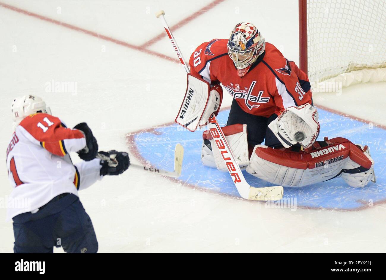 Le gardien de but du Capitole de Washington Michal Neuvirth (30) fait ...