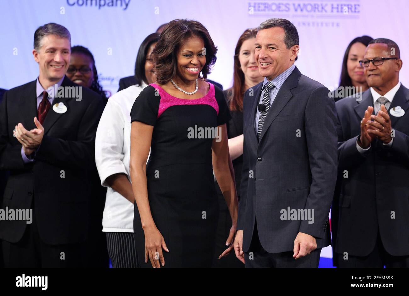 La première dame Michelle Obama est accueillie sur scène par Bob Iger ...