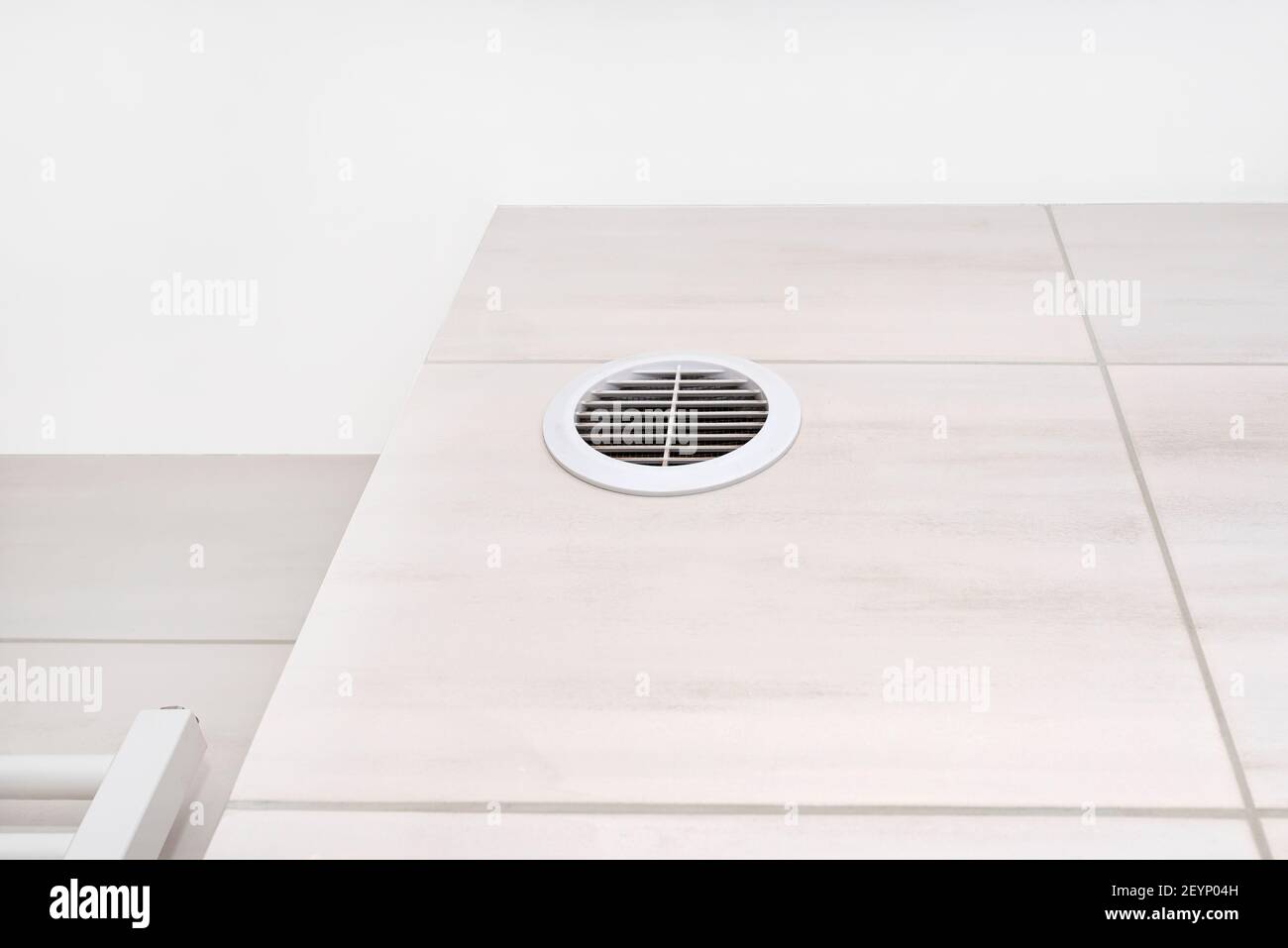 Grille blanche dans le mur, dans la salle de bains, de la ventilation ...