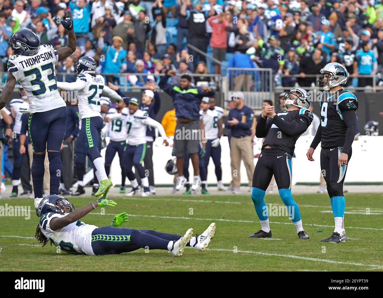 Le lanceur de Carolina Panthers Graham Gano, à droite, et le détenteur ...