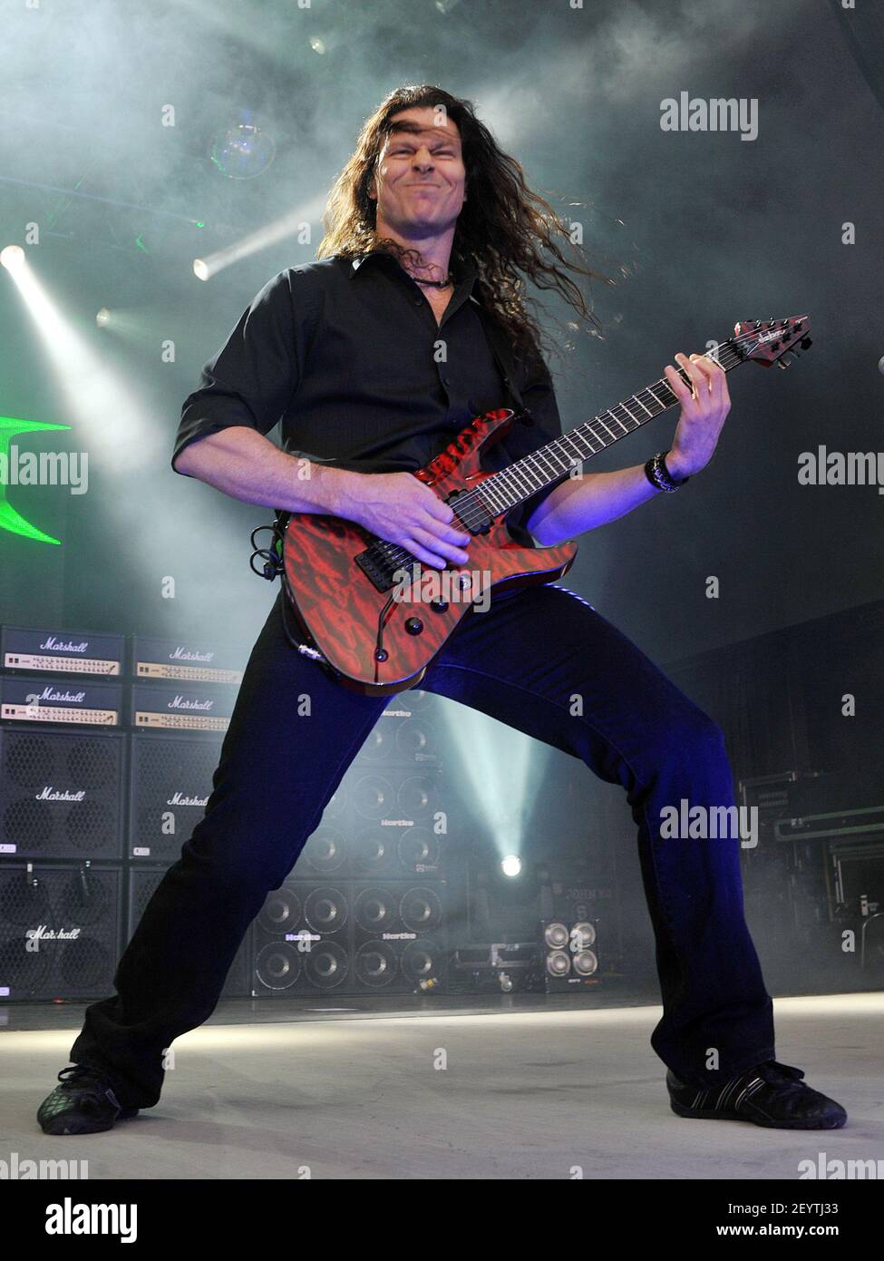 16 mai 2012 - Pittsburgh, PA - le guitariste CHRIS BRODERICK, du groupe ...