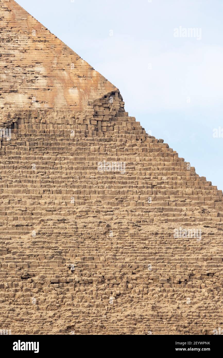 Vue détaillée de la pyramide de Khufu montrant des pierres de tubage ...