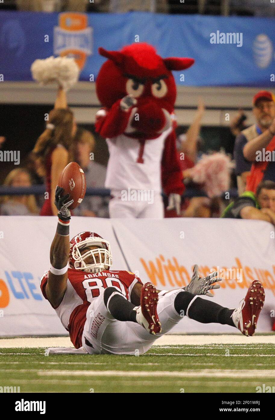 L'extrémité serrée de l'Arkansas Chris Gragg (80) maintient le ballon ...