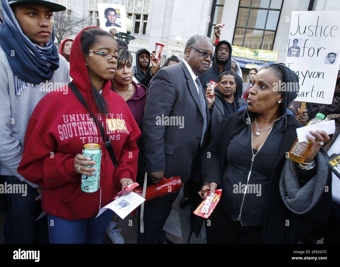 Desley Brooks, conseiller municipal d'Oakland City, à droite, parle ...