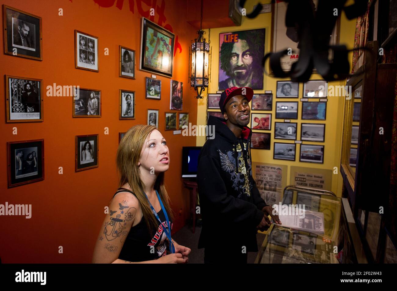 Stacy Salgado, à gauche, et DeSean Larkins regardent l'exposition ...