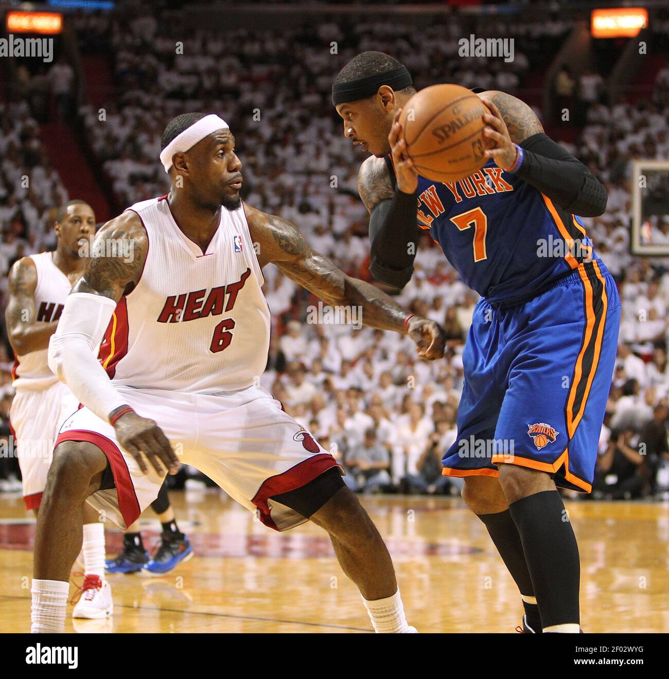 Carmelo Anthony des New York Knicks travaille contre le défenseur de la ...