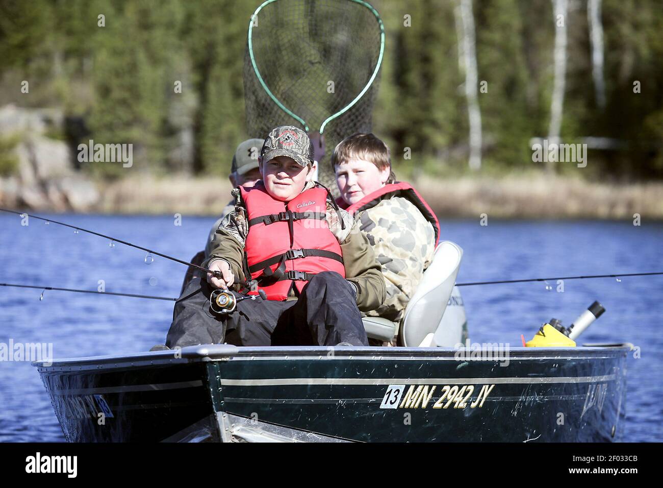Les frères Jaret et Wyatt Baker pêchent pour le doré à partir du bateau de leur grand-père ...