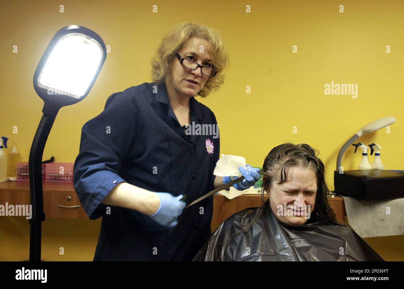 Nancy Gordon, à gauche, fondatrice des poux qui vous connaissent ...