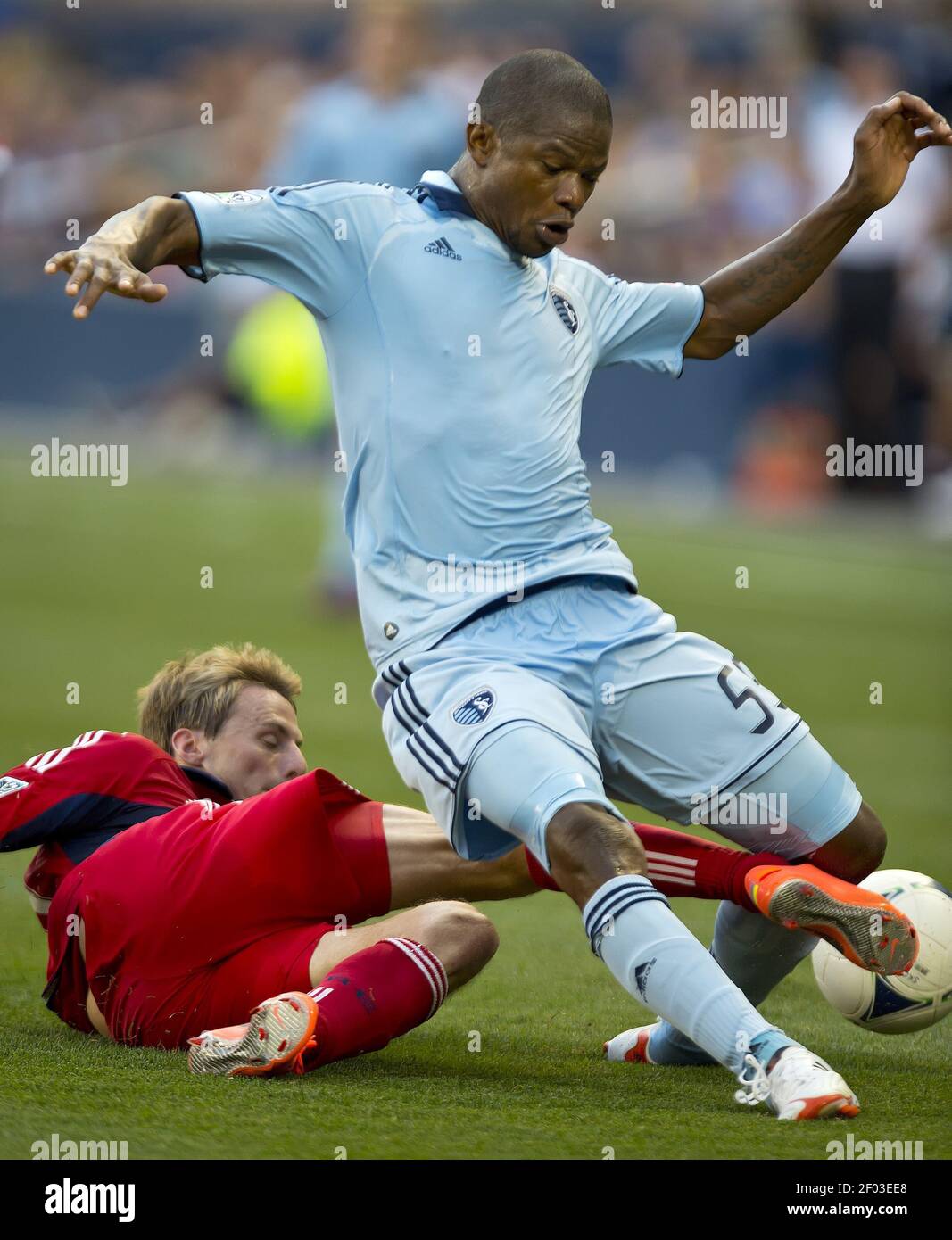 Julio Cesar, le milieu sportif de Kansas City, à droite, est déclenché ...