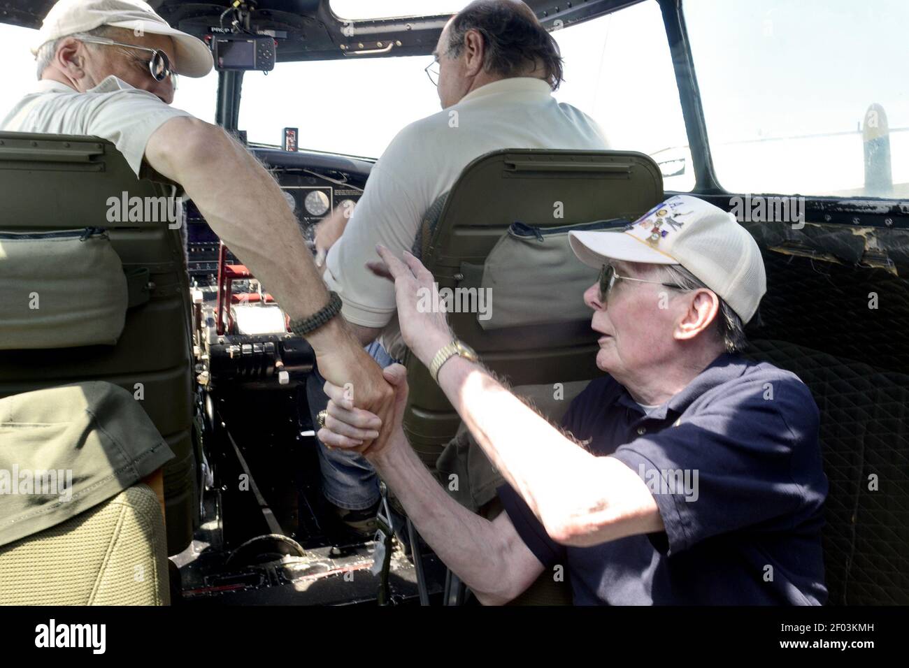 Warren Kimmel, à droite, remercie le pilote B-17 Neal Morrison après ...