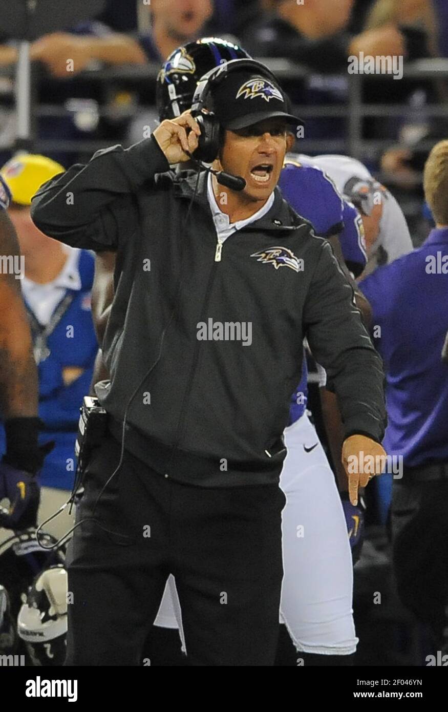 L'entraîneur-chef John Harbaugh des Ravens de Baltimore s'élivre aux officiels qui ont appelé ...