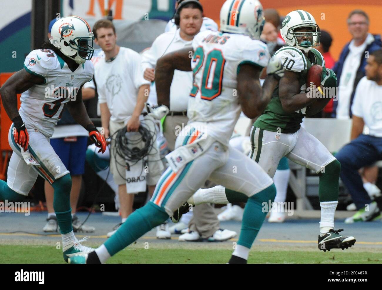 Santonio Holmes, des New York Jets, s'enrasse dans une prise en heures ...