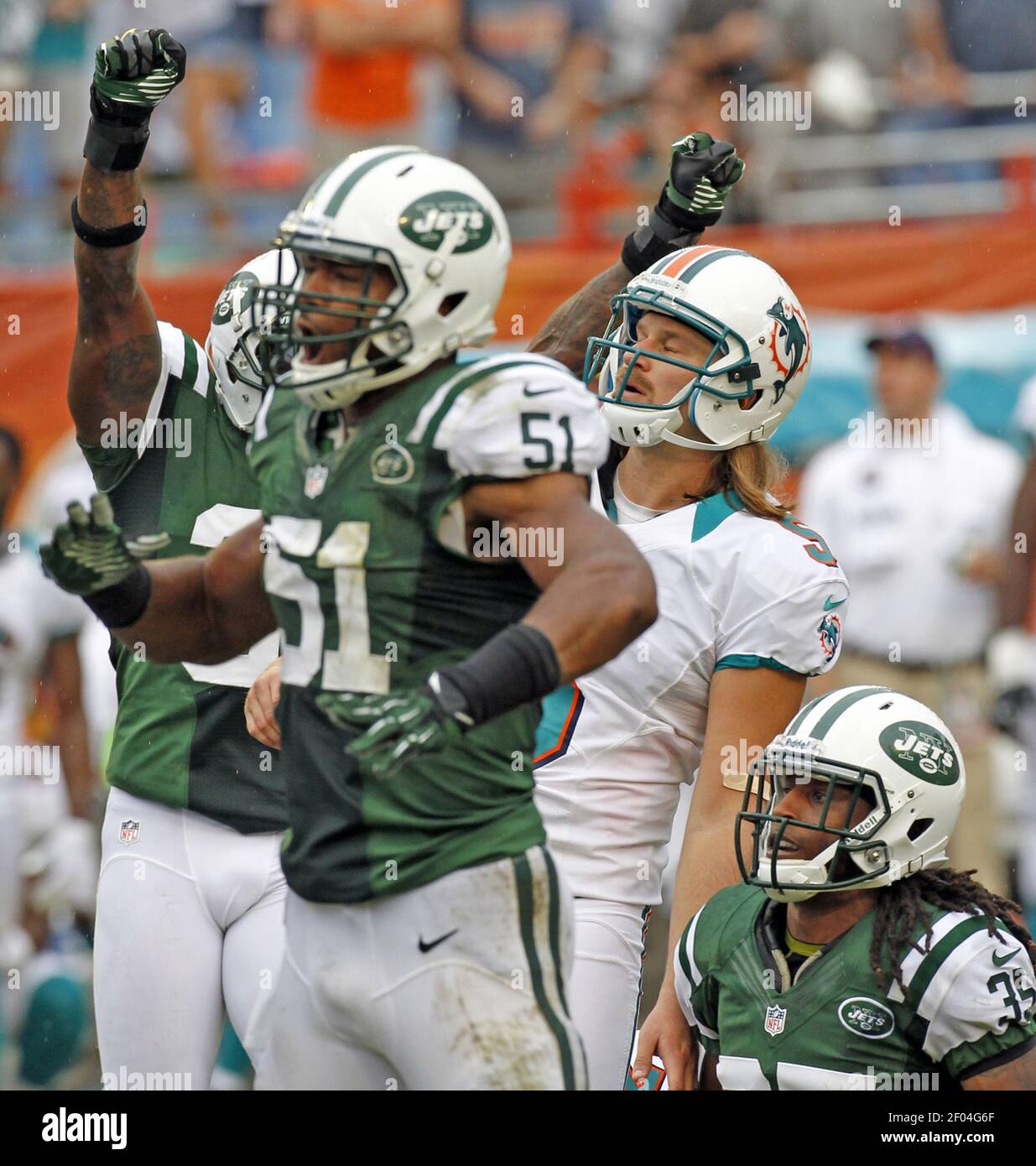 New York Jets Aaron Maybin (51) hurle après que Dan Carpenter des ...