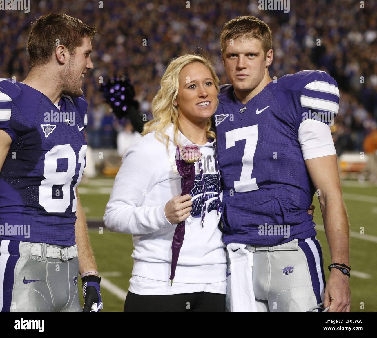 Collin Klein (7), le quarterback de l'État du Kansas, encadre sa femme ...