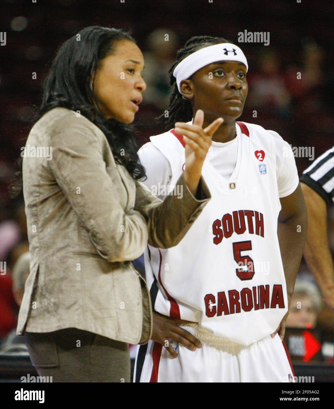 Dawn Staley, entraîneure en chef de Caroline du Sud, donne des cours à ...