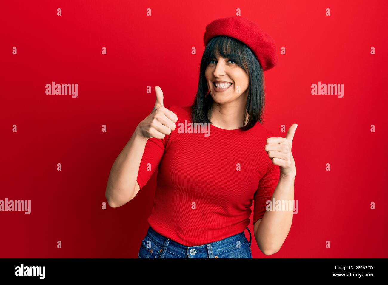 Jeune femme hispanique portant le regard français avec béret signe de ...